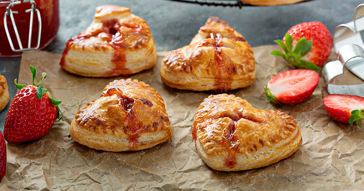 Empanadas de fresa en forma de corazón Recipe - Samsung Food