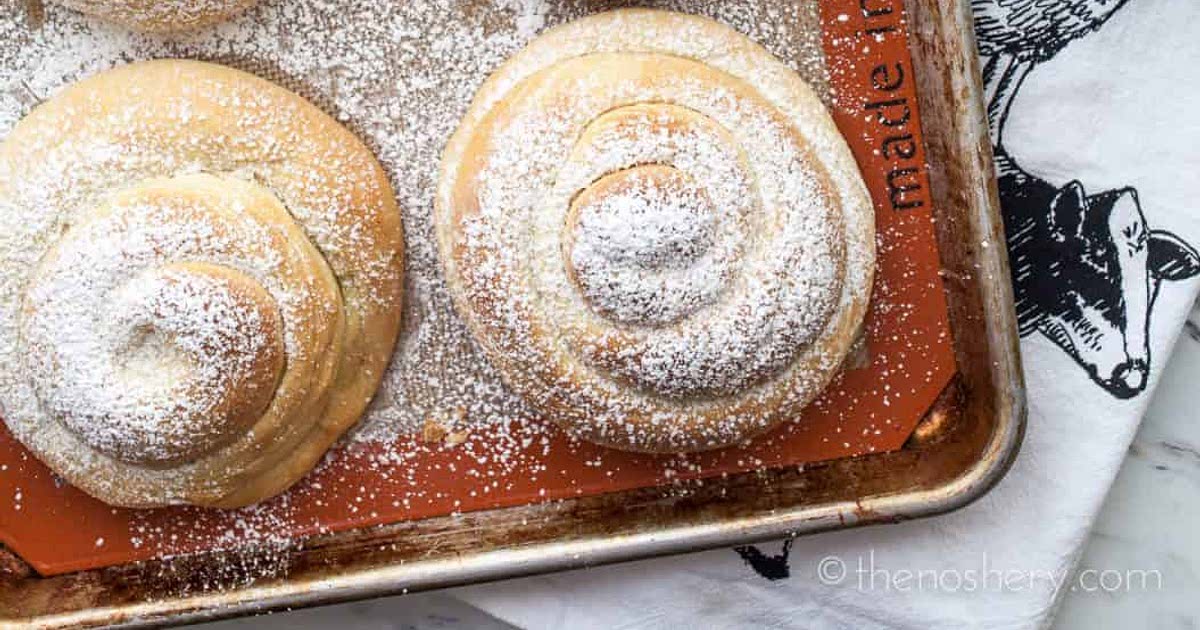 Mallorca Bread: Soft Puerto Rican Sweet Bread Rolls Recipe - Samsung Food