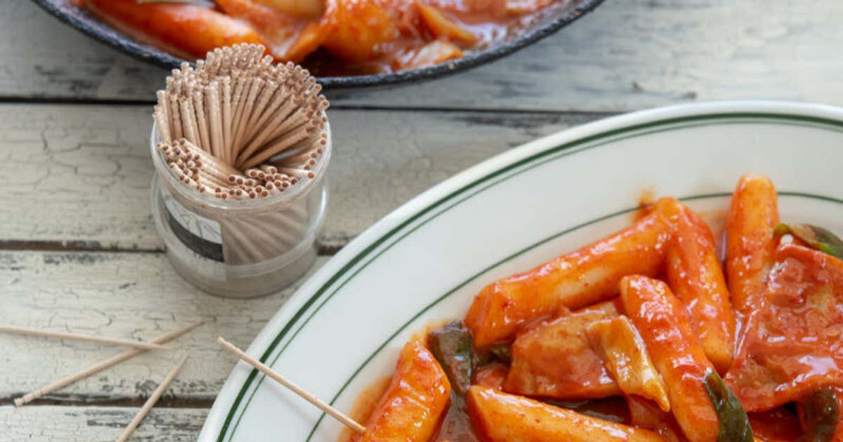 20-Minute Authentic Tteokbokki (Spicy Korean Rice Cake) Recipe ...