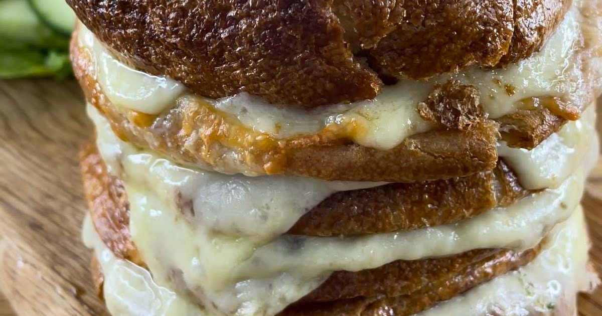 Cheesy Garlic Yorkshire Puddings Recipe - Samsung Food