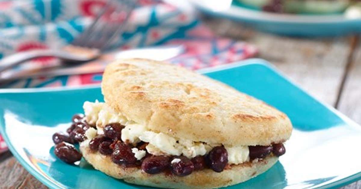Arepa de Dominó - Venezuelan Corncake filled with Black Beans Recipe ...
