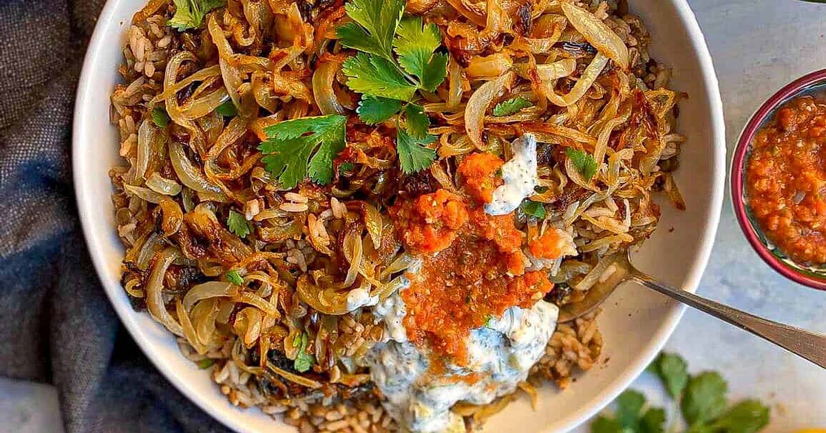 Mujadara (A Middle Eastern Rice & Lentil dish topped with caramelized ...