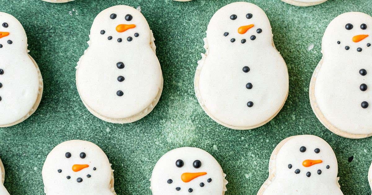 Snowman Macarons with Eggnog Buttercream Recipe - Samsung Food