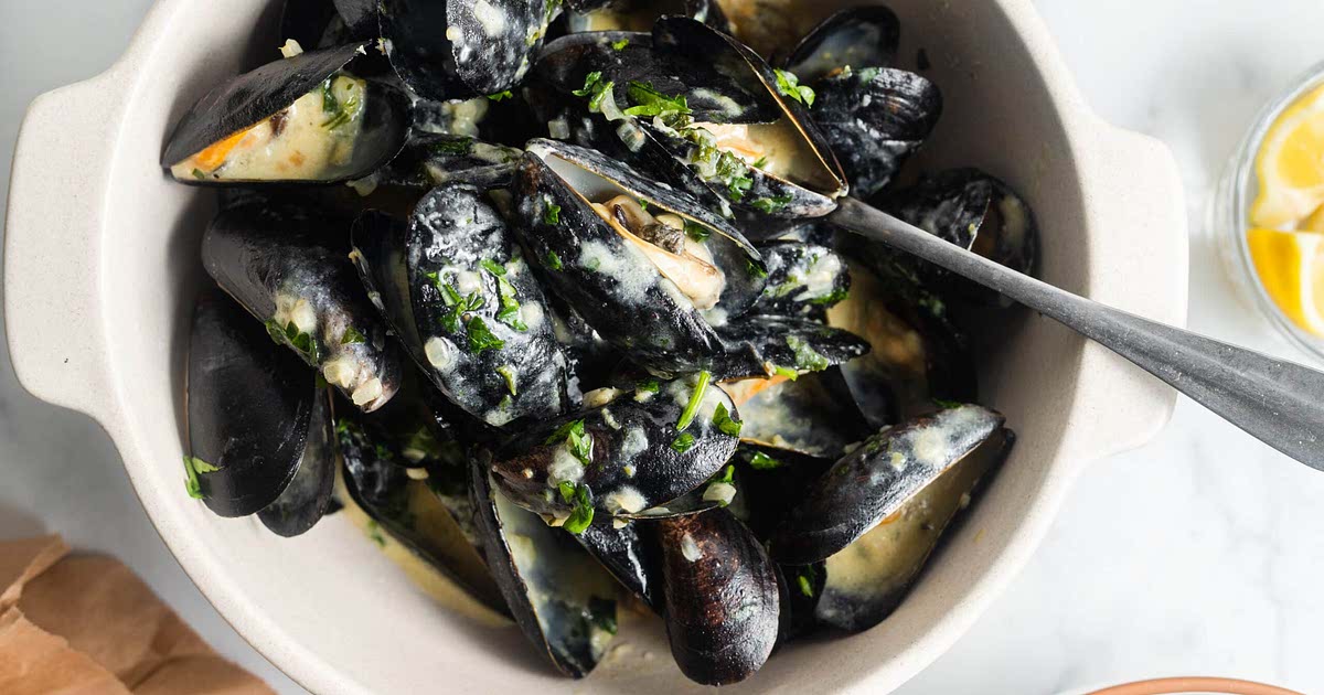Mussels in Cream Sauce, Garlic, and Lemon Recipe - Samsung Food