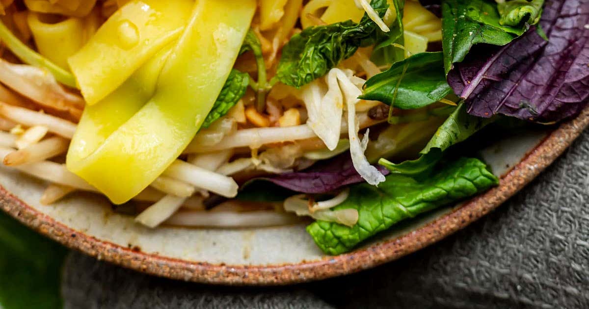 Mi Quang (Vietnamese Turmeric Noodle Soup) Recipe - Samsung Food