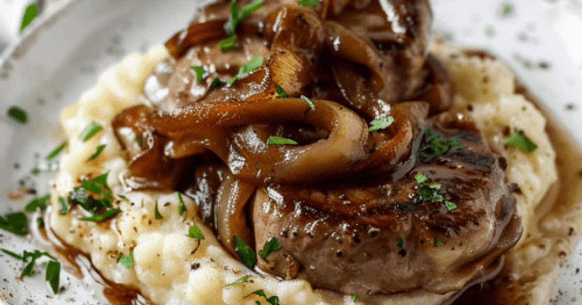 Hígado de Ternera Encebollado con Puré de Coliflor, Ajo Asado y Queso ...